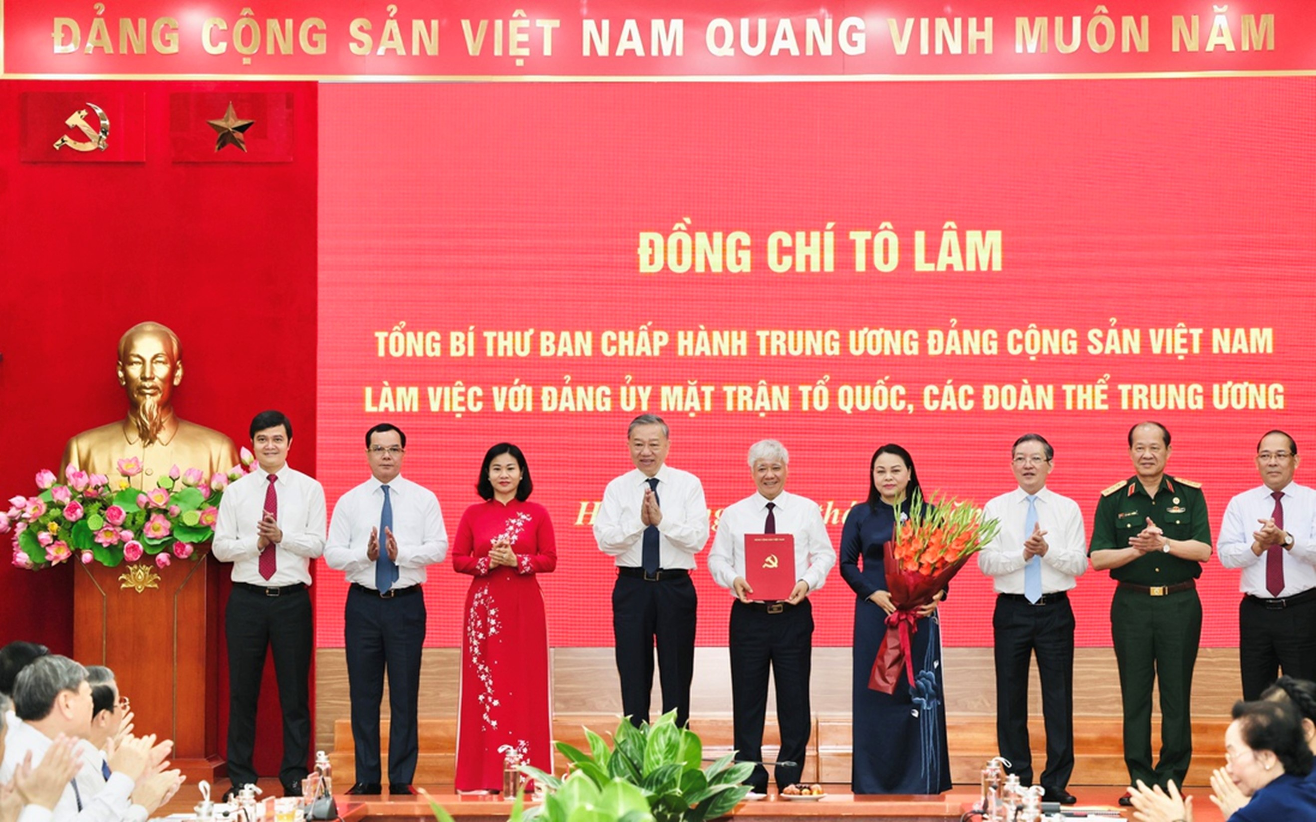 Tổng Bí thư Tô Lâm trao Quyết định thành lập Cơ quan Ủy ban Trung ương ...